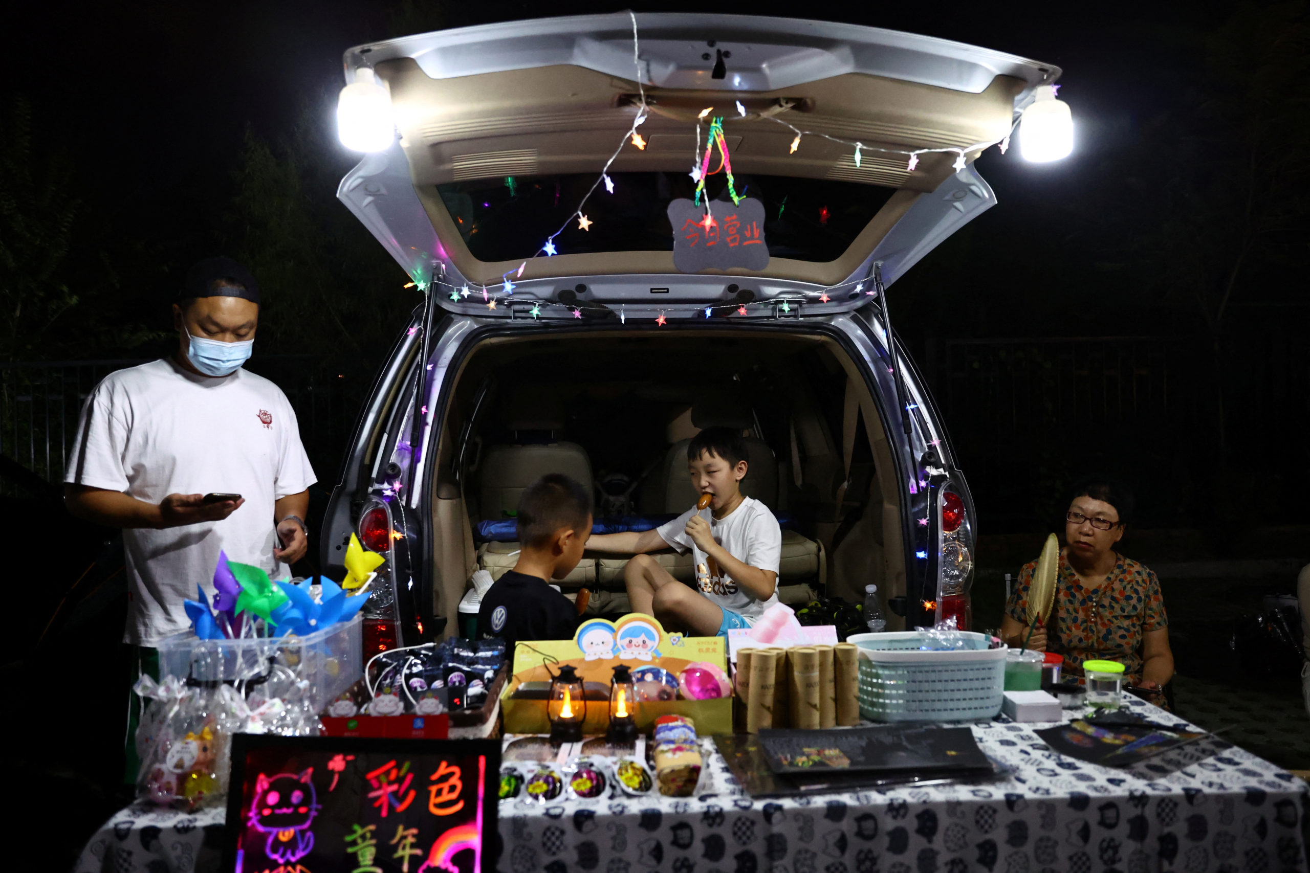 China's jobless turn to car boot sales as COVID-hit economy stalls ...