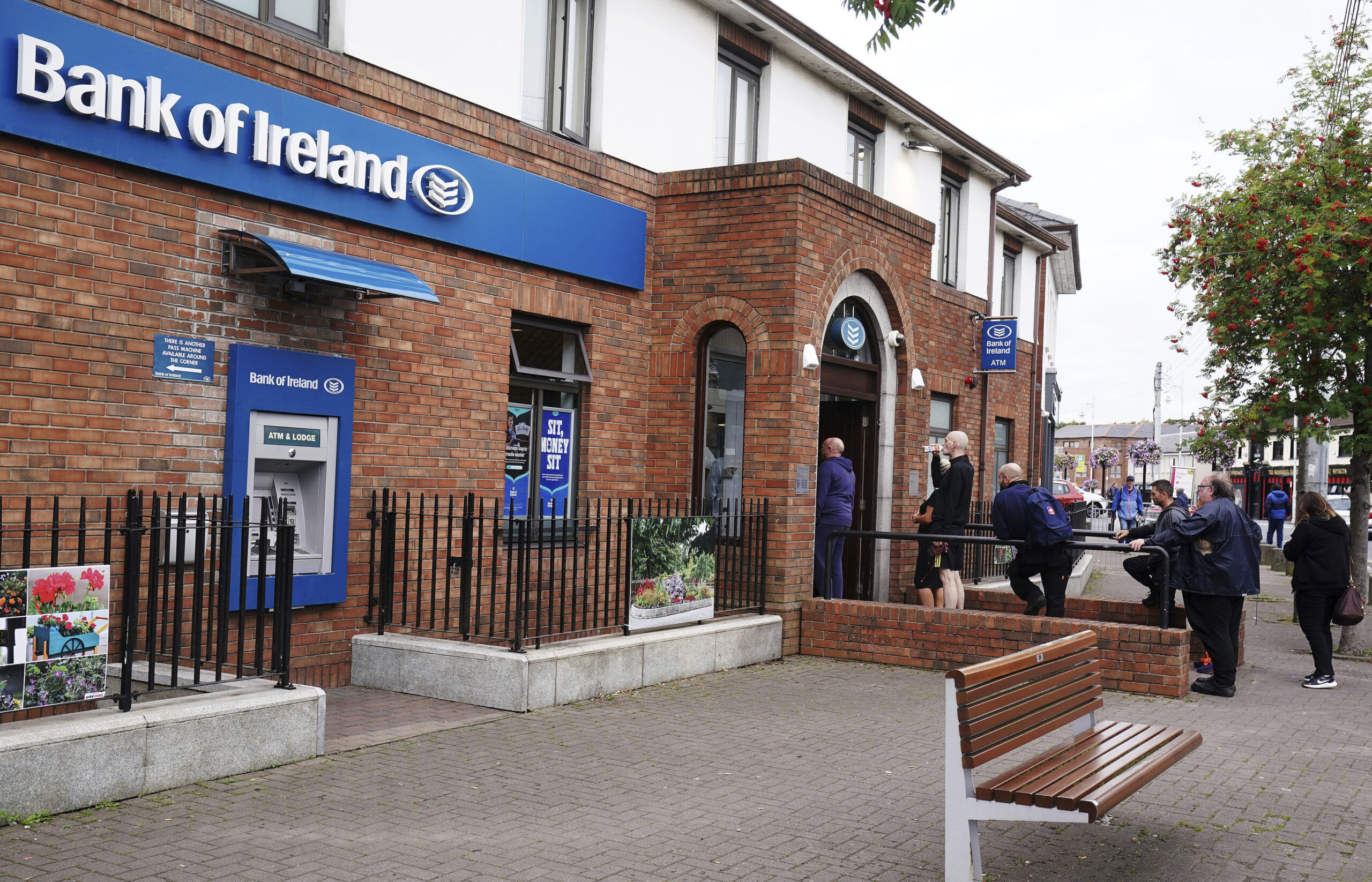 Bank of Ireland glitch allowed customers to withdraw money they didn't ...