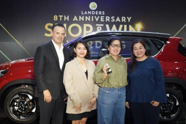 Landers turns over keys to Porsche 911 Carrera S and Kia Sonet to the winners of the Shop and ...