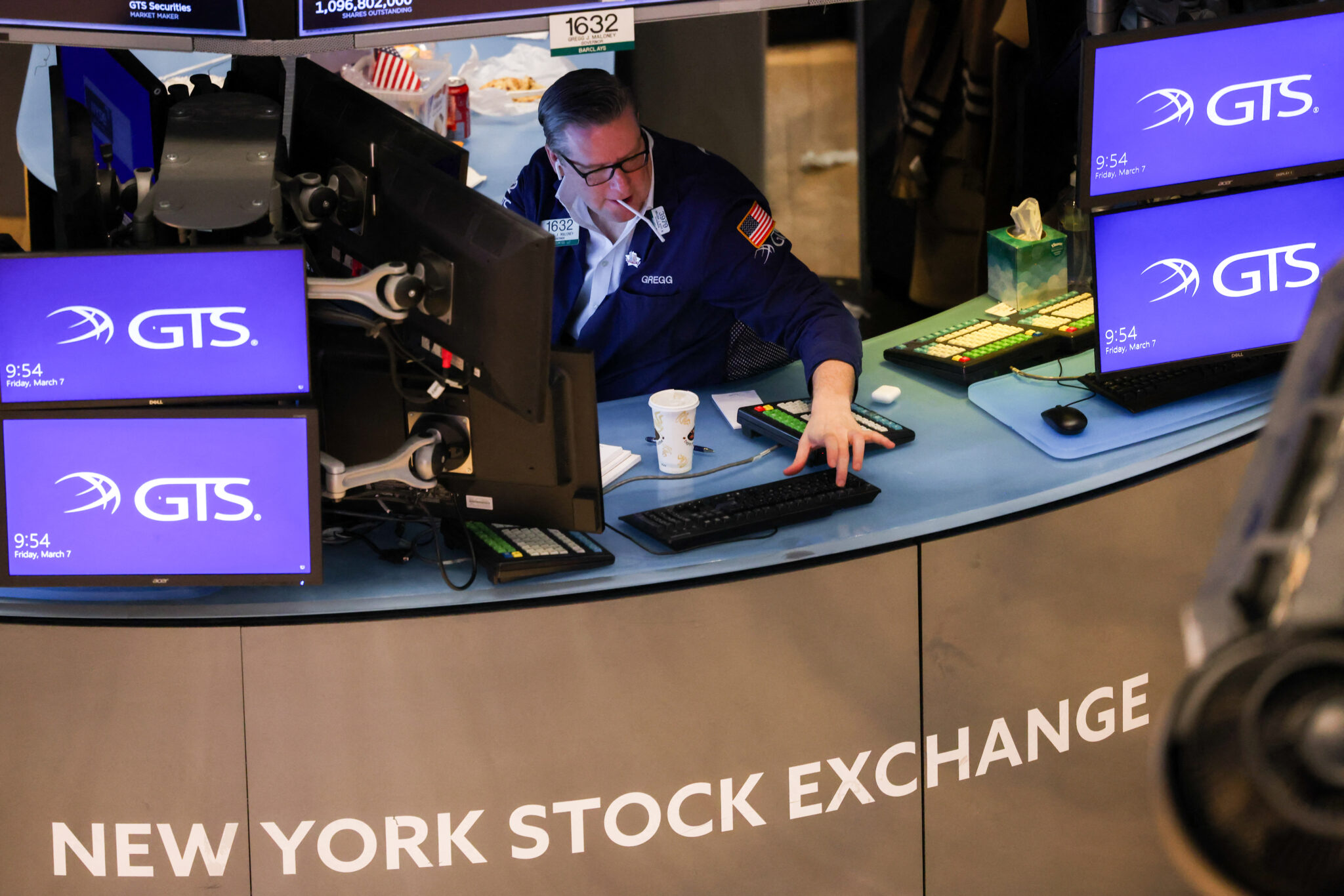 US stocks mixed as bond yields moderate