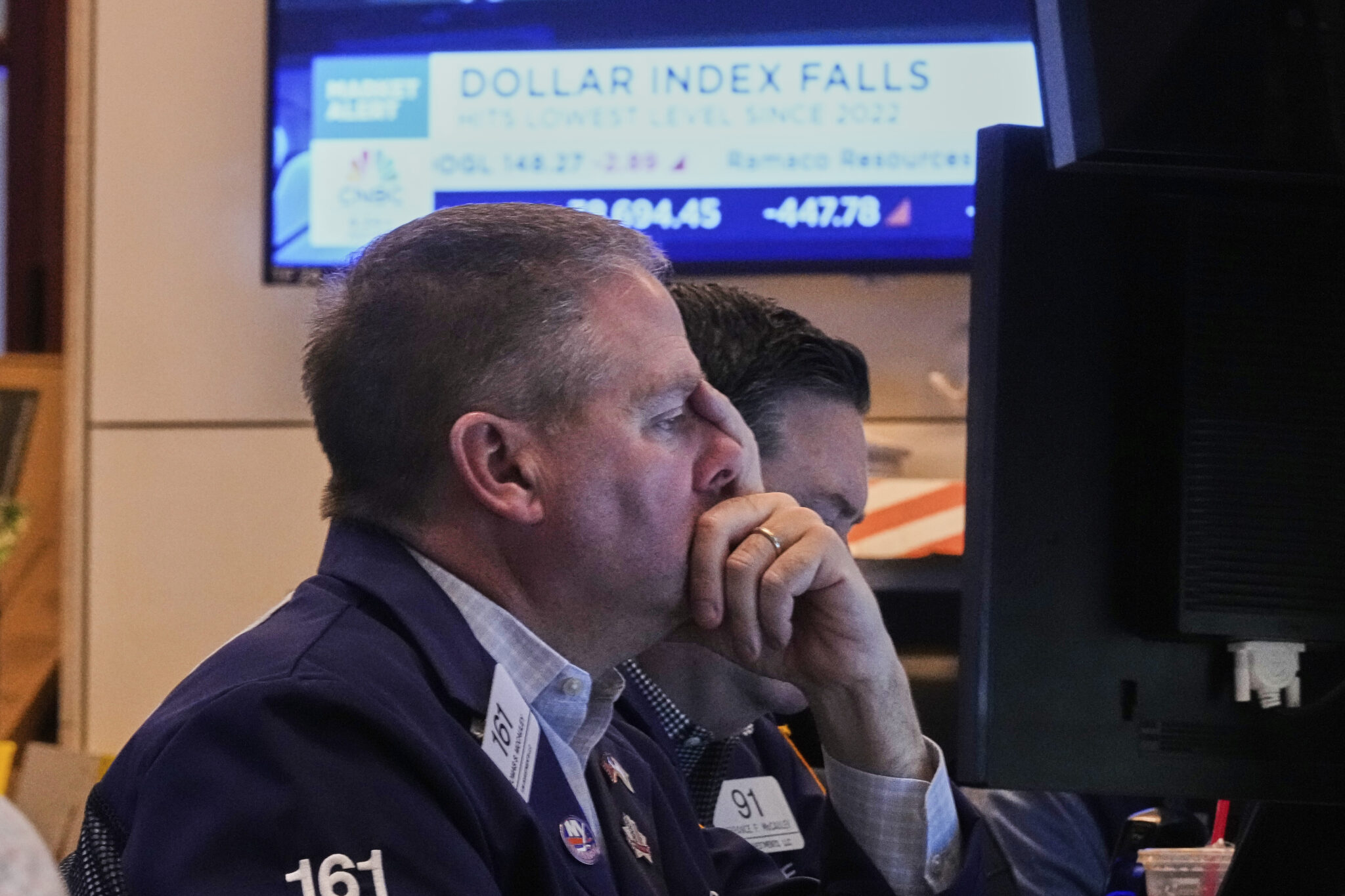 US stocks fall as markets monitor trade talks