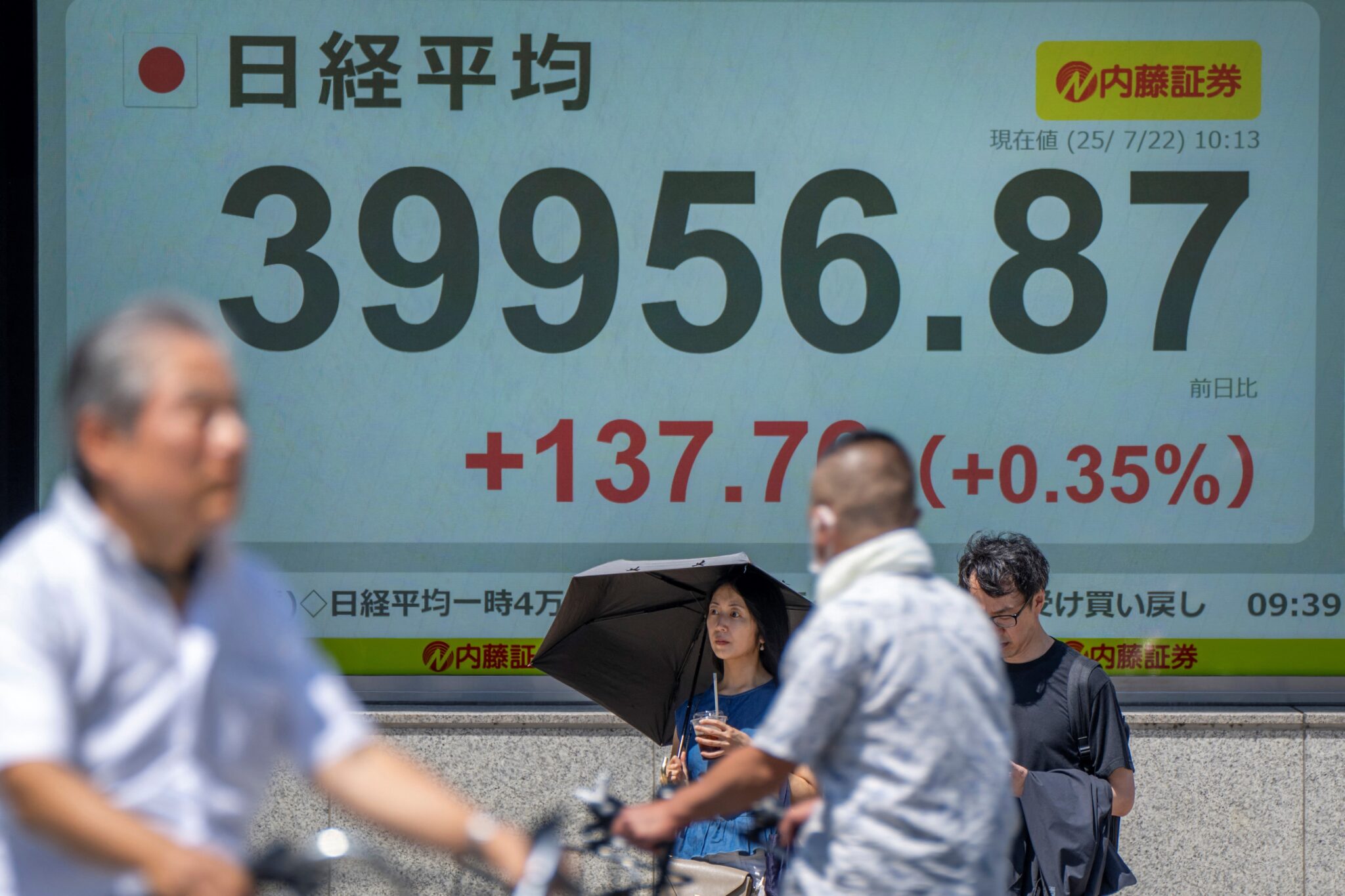 Stocks mixed with trade and earnings in focus